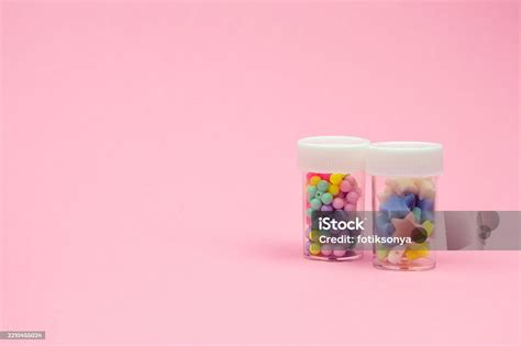 별과 꽃 모양의 여러 가지 색깔의 인물이 있는 용기는 평범한 분홍색 표면에 클로즈업되어 보입니다 공예에 대한 스톡 사진 및 기타 이미지 Istock