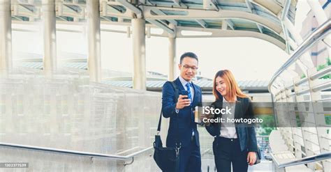 사무실 도시 밖에서 스마트폰을 사용하여 마을에서 커피를 마시는 배너 사업가 사업가 파노라마 핸즈 테이크 아웃 커피 컵 스마트 폰 함께 비즈니스 파트너 카피 스페이스 이야기