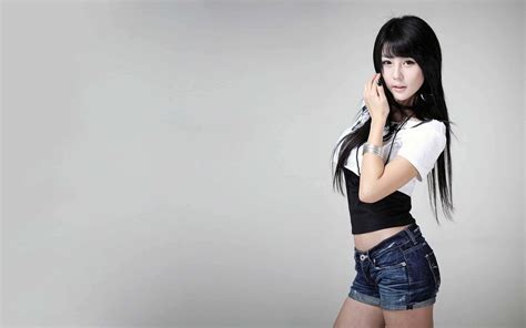 Download Cute Korean Race Queen Hwang Mi Hee Wallpaper