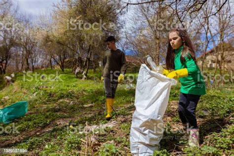 플라스틱 쓰레기에서 자연을 저장하는 방법을 자신의 여동생을 배우는 소년 12 13세에 대한 스톡 사진 및 기타 이미지 12 13세 2명 6 7 살 Istock