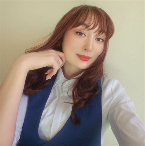 Б Үг гэдэг асар хүчтэй зүйл Бусдад гоё үг хэлж эерэг сэтгэгдэл төрүүлж өдрийг сайхан