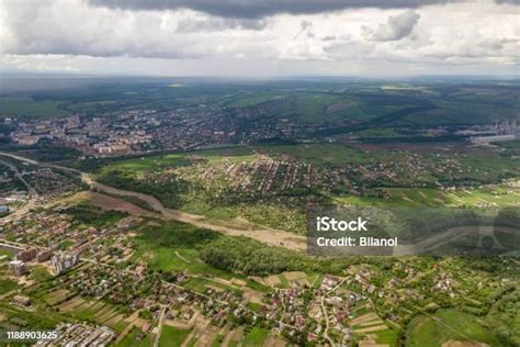 여름에는 녹색 들판 사이에 건물과 매력적인 거리가 줄지어있는 마을이나 마을의 공중 전경 위에서 시골 풍경 0명에 대한 스톡 사진 및 기타 이미지 Istock