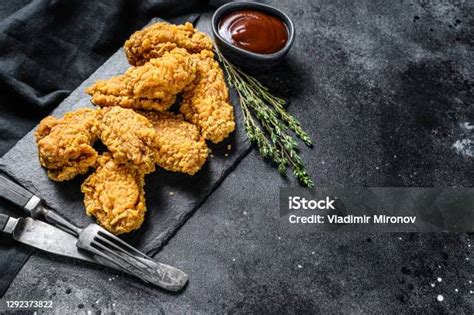 바삭바삭한 켄터키 프라이드 치킨 감자 튀김과 토마토 검은 색 배경 맨 위 보기입니다 복사 공간 가금류에 대한 스톡 사진 및 기타 이미지 Istock