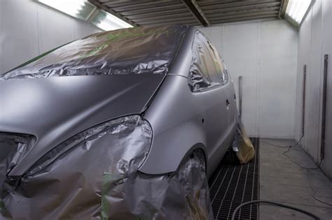 노보시비르스크 러시아08012018 전체 그림의 일부는 특별 한 상자와 장비 자동차 바디 수리가 게에서 페인트 방울의 밝아진에서 종이 의해 보호 되는 해치백 뒤쪽은 자동차의