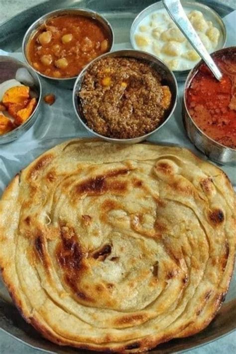 Parata With Gravy And Chicken