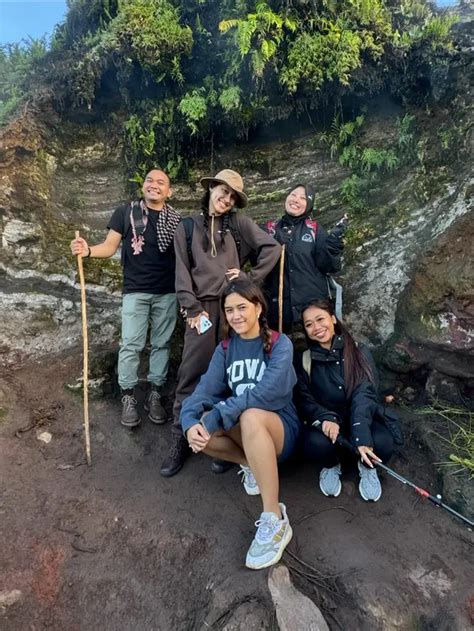 6 Potret Seru Yasmin Napper Mendaki Gunung Batur Bersama Keluarga - Hot Liputan6.com
