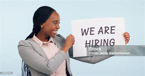 흑인 여성과 함께 우리는 포스터 인적 자원 및 파란색 배경에 직업을 위한 기회를 고용하고 있습니다 채용 간판 작업 광고 및 스튜디오에서 간판 제안 및 관리를 통한 비즈니스