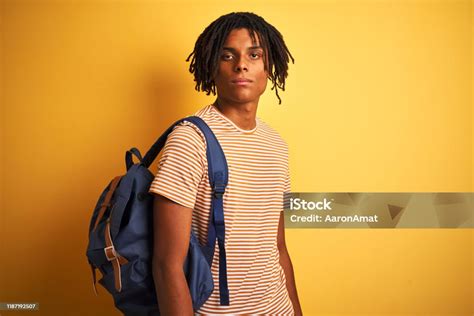 고립 된 노란색 배경 위에 배낭을 입고 무서운 미국 학생 남자 스마트 얼굴에 자신감 표정 심각한 생각 T 셔츠에 대한 스톡 사진 및 기타 이미지 Istock