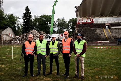 Започна събарянето на козирката на стадион Българска армия