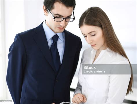 사업가와 여성 현대 사무실에서 태블릿 컴퓨터를 사용 하 여 직장에서 동료 또는 회사 관리자 계약을 논의 하는 파트너 비즈니스 컨셉 2명에 대한 스톡 사진 및 기타 이미지