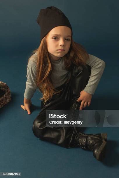 짙은 파란색 배경의 스튜디오에서 따뜻한 가을 옷을 입은 빨간 머리 소녀 티셔츠와 모자에 긴 머리카락을 가진 어린 소녀 초상 가을에 대한 스톡 사진 및 기타 이미지 Istock