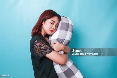 Potret Wanita Asia Yang Menarik Dan Mengantuk Mengenakan Piyama