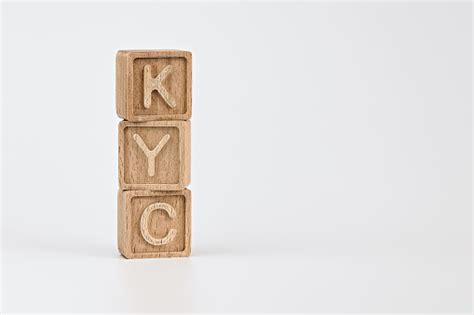 Kyc는 금융 서비스 테마에서 고객 지침을 알고 있습니다 흰색 배경에 약어 Kyc가있는 나무 큐브 Know Your