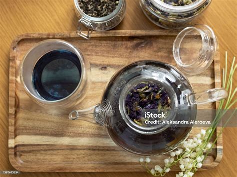 유리 컵과 라벤더 꽃이있는 나무 보드에서 차를 마시는 차가있는 유리 주전자 편평한 누워 갈색에 대한 스톡 사진 및 기타 이미지
