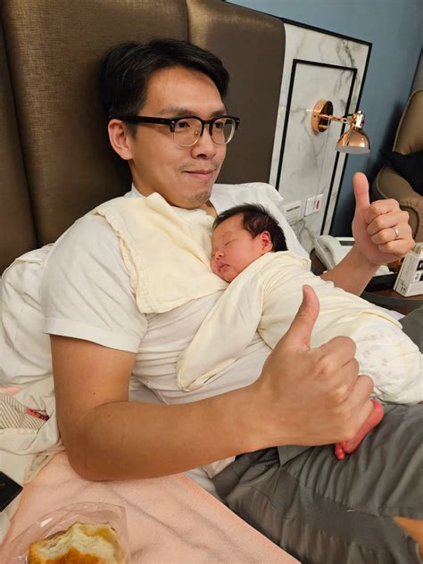 老公一直跟我搶著抱小孩！🤣