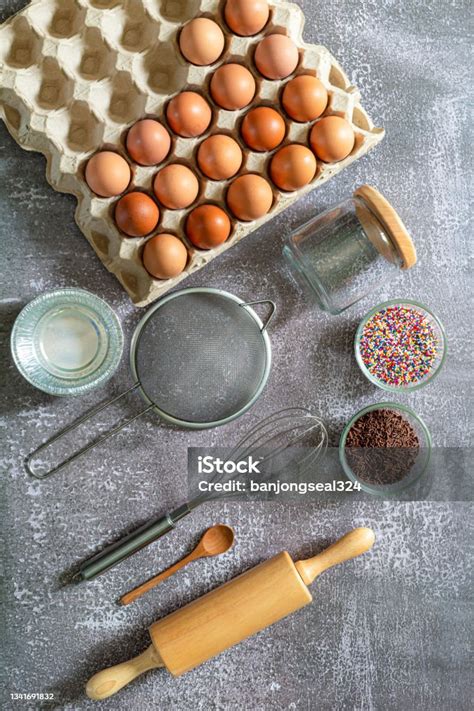 반죽의 준비 레시피의 성분 양을 측정합니다 반죽 재료 밀가루 계란 롤링 핀 휘저기 우유 버터 크림 상단 보기 텍스트 공간 0명에 대한 스톡 사진 및 기타 이미지 Istock