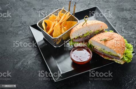 고기와 간식 나 초와 버거 접시에 평면도 텍스트를 위한 여유 공간 소박한 스타일 0명에 대한 스톡 사진 및 기타 이미지 0명 고기 굽기 Istock