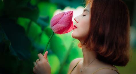 무료 이미지 사람 소녀 사진술 꽃잎 여행 애정 어린 녹색 빨간 색깔 자연스러운 신선한 로맨스 아시아 지독한 담홍색 웃음 닫다 맑은 장난