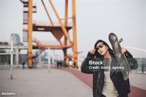소식통 여자 어깨에 스케이트 보드를 들고 20 29세에 대한 스톡 사진 및 기타 이미지 20 29세 가죽 가죽 재킷