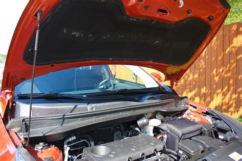 Газовые упоры на капот- KIA Sportage — KIA Sportage (3G), 2 л, 2011 ...