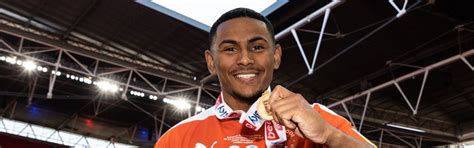 Mitchell Completes Move To Hibernian Blackpool Football Club