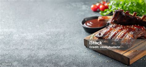 돼지 갈비 바베 큐 소스 구이 고 꿀에 Caramelized 어두운 콘크리트 바탕에 신청 위한 나무 보드에 맥주에 맛 있는 간식 복사 공간 바비큐에 대한 스톡 사진 및 기타