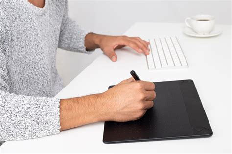 데스크톱에서 자신의 컴퓨터에서 작업하는 젊은 그래픽 디자이너 경영자에 대한 스톡 사진 및 기타 이미지 경영자 관리자 그래픽 타블렛 Istock