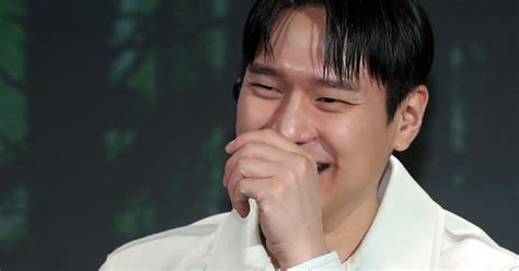 미소 짓는 고경표