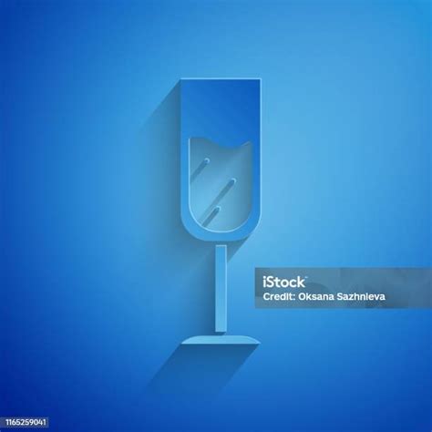 파란색 배경에 고립 된 샴페인 아이콘의 종이 컷 유리 종이 아트 스타일입니다 벡터 일러스트레이션 기념일에 대한 스톡 벡터 아트 및 기타 이미지 Istock