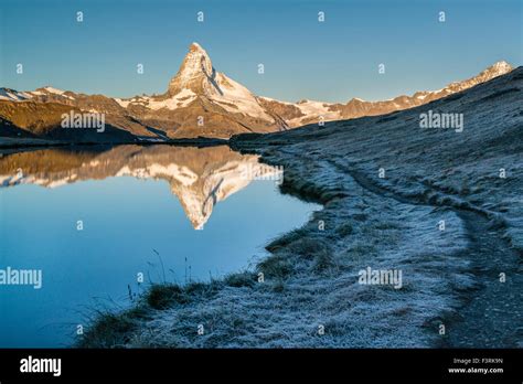 Reflet De La Matterhorn Dans Stellisee Avec De La Gelée Blanche Suisse