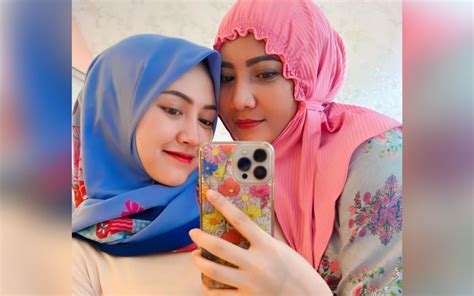 5 Potret Happy Asmara Pakai Hijab Cantiknya Bikin Hati Adem Okezone