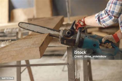 전문 목수의 클로즈업이 목공 작업장에서 전기톱으로 나무를 자르고 있다 건설 기계류에 대한 스톡 사진 및 기타 이미지 건설 기계류 건설 산업 건설업자 Istock