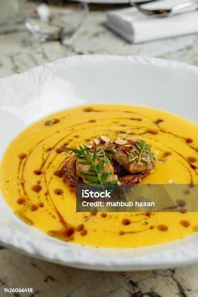 소박한 나무 테이블 로즈마리와 파프리카에 재료를 곁들인 호박 크림 수프 0명에 대한 스톡 사진 및 기타 이미지 0명 가을 건강한 식생활 Istock