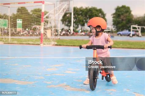 귀여운 작은 아시아 2 세 유아 소녀 아이는 안전 헬멧을 착용첫 번째 균형 자전거를 타고 배우고 공원에서 아이 사이클링 2 3 살에 대한 스톡 사진 및 기타 이미지 Istock