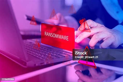 맬웨어 공격 바이러스 경고 랜섬웨어 단어와 가상 경고 표시가 있는 노트북을 사용하는 사람 랜섬웨어에 대한 스톡 사진 및 기타
