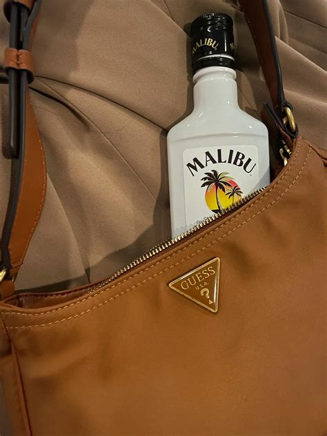 가죽 가죽 끈 갈색 가방 디자인 럭셔리 럼 로고 말리부 병 브랜드 숙녀 패션 술 술을 마시다 스타일 스타일리쉬한 가방 액세서리 열대의 우아한