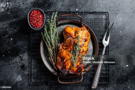 구운 글레이즈드 돼지고기 백리향과 토마토 소스를 곁들인 롤 검은 배경입니다 상위 뷰 햄에 대한 스톡 사진 및 기타 이미지 햄 돼지고기 오븐 구이 Istock