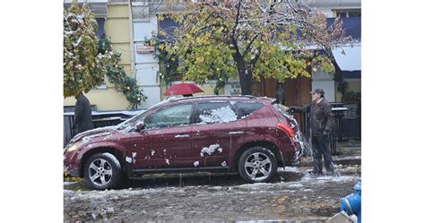 Обработват пътищата в София заради валежите от сняг