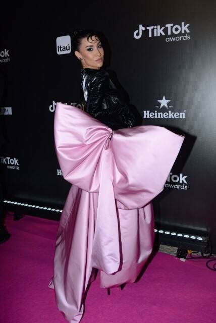 Bianca Andrade Usa Look Com Laço Gigante Rosa No Tiktok Awards