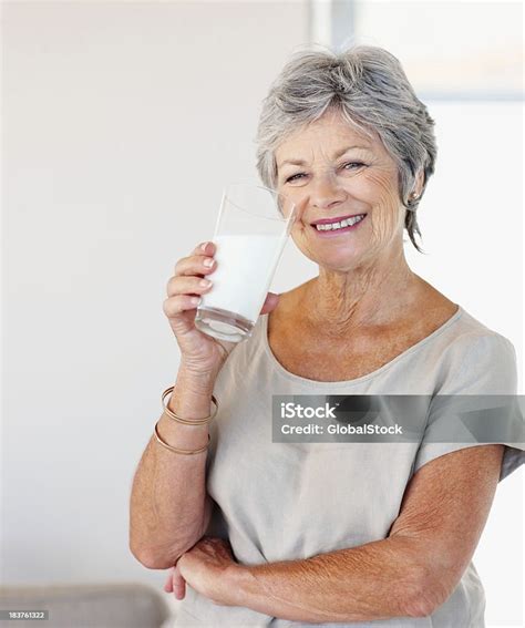 Wanita Senior Minum Susu Foto Stok Unduh Gambar Sekarang Susu
