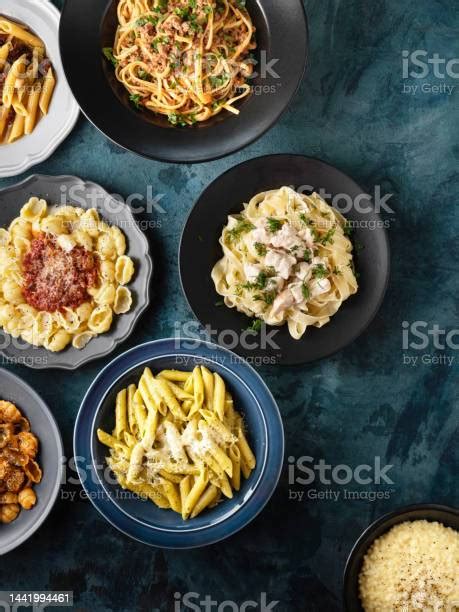 다양한 종류의 요리된 파스타와 국수를 배경으로 요리 파스타 마카로니 파스타 변형 요리 테이블에 다양한 파스타 컬렉션 0명에 대한 스톡 사진 및 기타 이미지 Istock