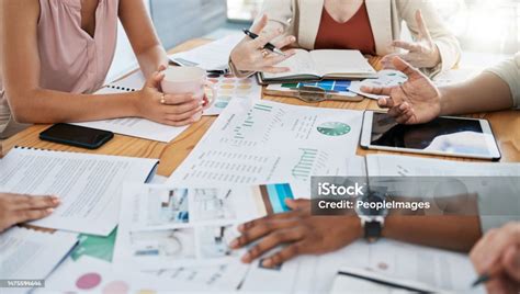 손 재무 및 회계는 사무실에서의 성장을 위해 공동으로 계획하는 비즈니스 팀과 함께합니다 문서 데이터 및 재정 예산으로 작업하는 남녀 직원 그룹과의 팀워크 동업에 대한 스톡