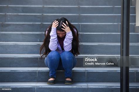 젊은 슬 프 고 우울 아시아계 미국인 학생 여자 또는 야외에서 압도 하 고 절망적 인 기분이 불안 거리 계단에 앉아 왕 따 십 대 고통 우울증 문제 거리에 대한 스톡 사진