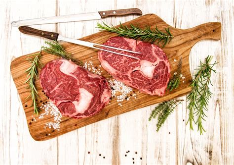 나무 책상 음식 배경에 허브와 향신료를 곁들인 신선한 생고기 립아이 스테이크 사진 및 무료 다운로드를위한 그림 Pngtree