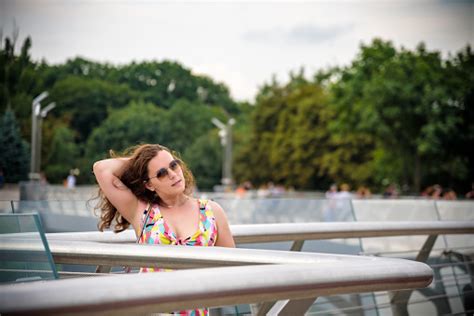 화려한 로맨틱 한 소녀 야외 필드에서 짧은 드레스의 아름다운 모델 바람에 불어 긴 머리 백라이트 따뜻한 색상 톤 30 34세에 대한 스톡 사진 및 기타 이미지 Istock