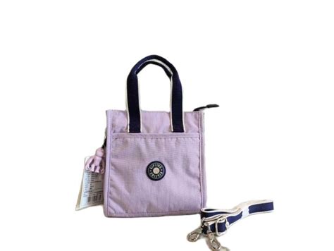 Kipling Inara กระเป๋าทรงสี่เหลี่ยมมีหูหิ้วสะพายไหล่กระเป๋าสะพายข้าง สร้อยคอจี้รูปลิงฟรี