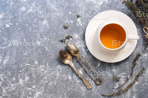 회색 바탕에 백 리 향과 허브 티입니다 허브와 함께 흰색 컵에 티입니다 보기 상위 공간을 복사 합니다 0명에 대한 스톡 사진 및 기타 이미지 Istock