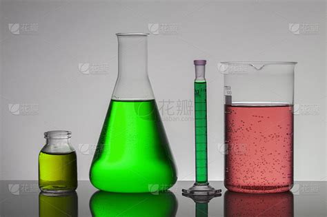 实验瓶中的液体。科学的生化实验室。五颜六色的液体。在白色的背景上，一组瓶子被孤立。试管。