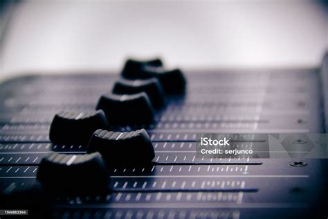 오디오 믹서 믹싱 데스크 컨트롤 및 페이더 음악 믹싱 콘솔과 배너 및 배경 성능 저하 효과 Dj에 대한 스톡 사진 및 기타 이미지 Istock