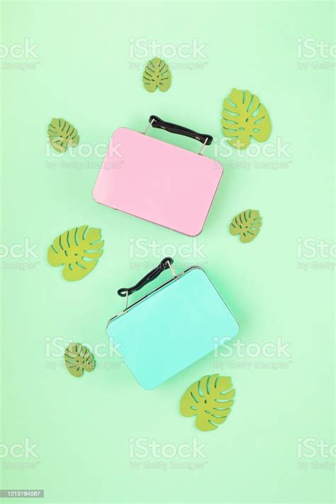 여름 방학 액세서리가있는 여행 수하물 가방 여름 휴가 열대 국가 해변 여름 스타일 아이디어로 여행 상단 보기 플랫 레이 가방에 대한 스톡 사진 및 기타 이미지 Istock